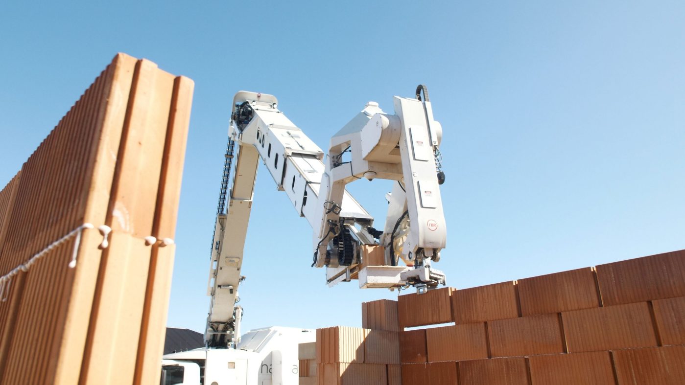 Innovation bei Wienerberger – Bauroboter baut erstes Ziegel-Haus